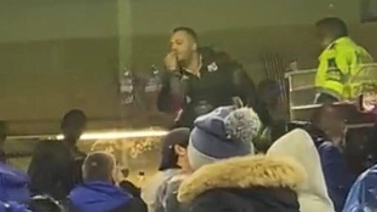 Daniel Ossa, presidente de Medellín, hace gestos a hinchas de Millonarios