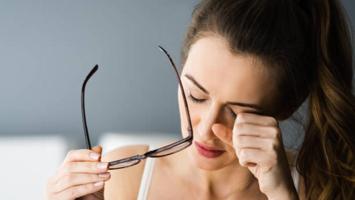 ¿Ve ‘moscas’ volando? Podría ser síntoma de grave emergencia médica ocular