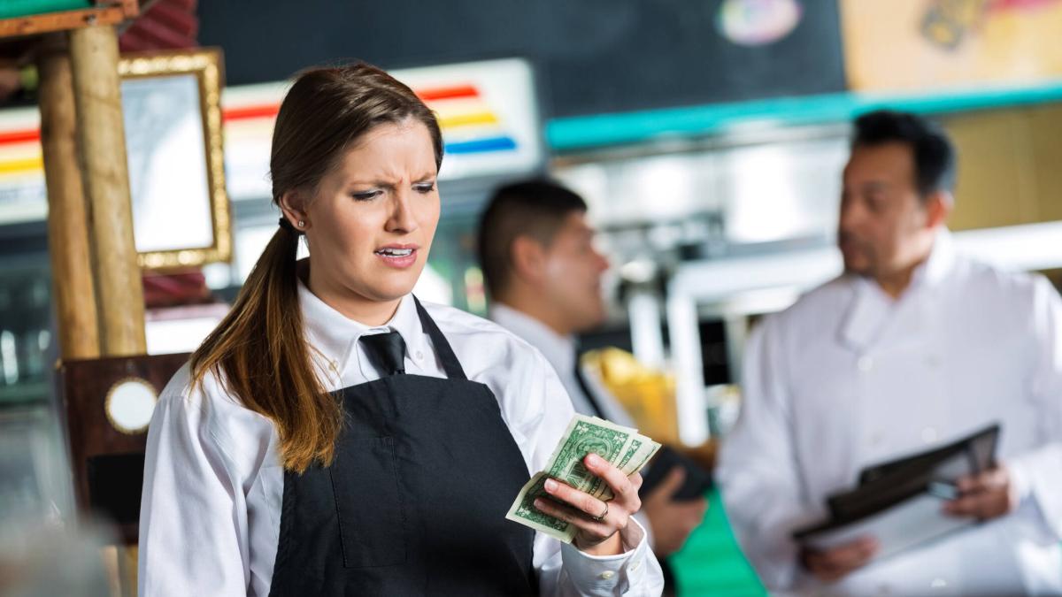 Mesera es tendencia por llamar ‘ratas’ a clientes que no dan propina