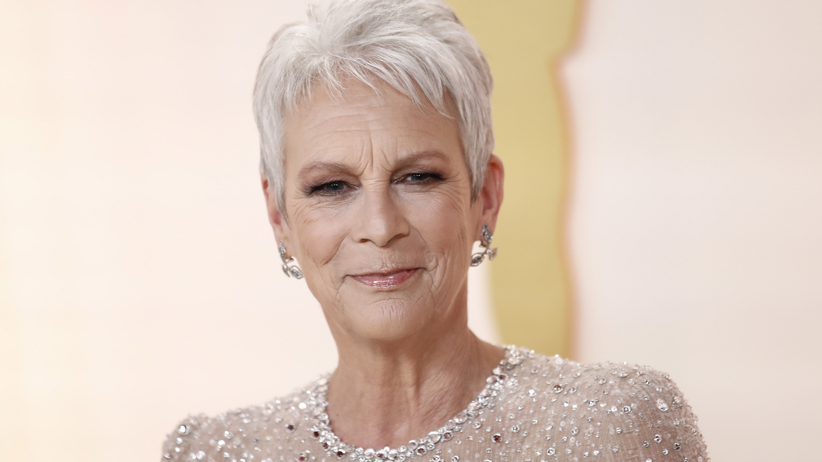 Jamie Lee Curtis, ganadora del Óscar, sale en defensa de Karol G