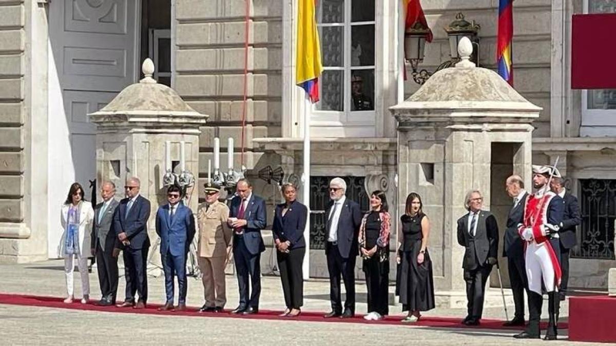 Usar tenis en eventos elegantes: ¿acierto o desacierto?
