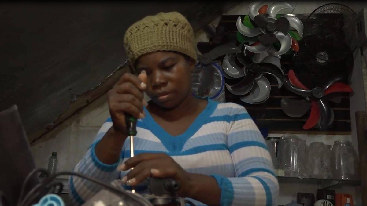 Día de la Madre: Darlyn Beltrán repara electrodomésticos