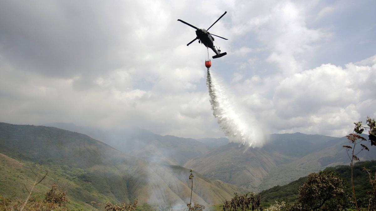 2 días de sudor y sufrimiento de bomberos por llamas cerca de área poblada de Yumbo
