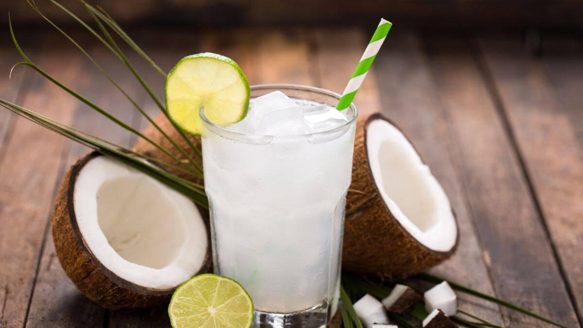 Agua de coco: beneficios de esta bebida tropical rica en potasio