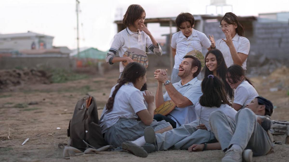 Eugenio Derbez regresa como el maestro de una niña genio en la película ...