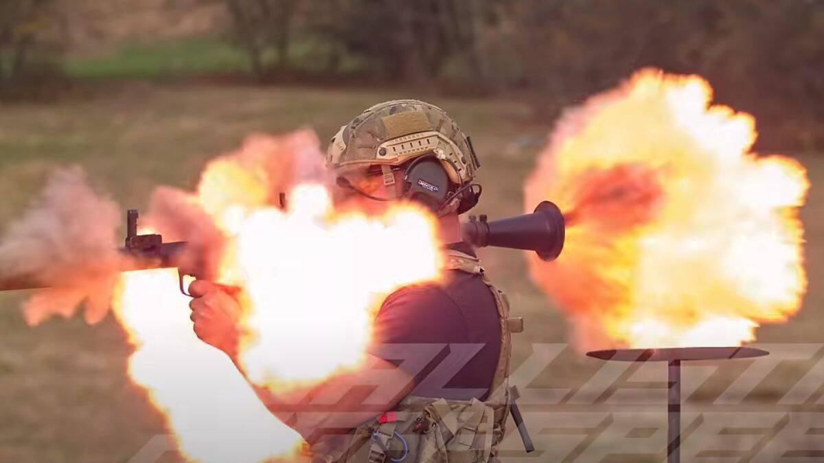 Lanzacohetes explotó en las manos de Adam Knowles, youtuber: video
