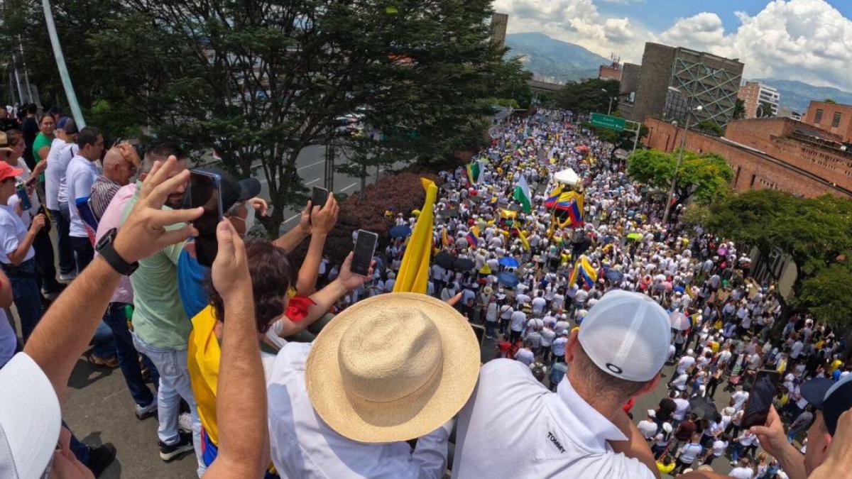 En vivo: marchas de protesta contra el Gobierno Petro en Medellín este ...