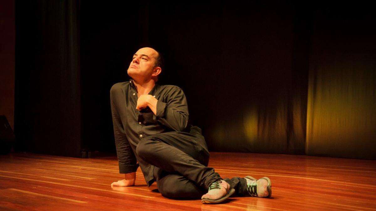El actor colombiano Julián Arango presenta su monólogo 'Julianchou ...