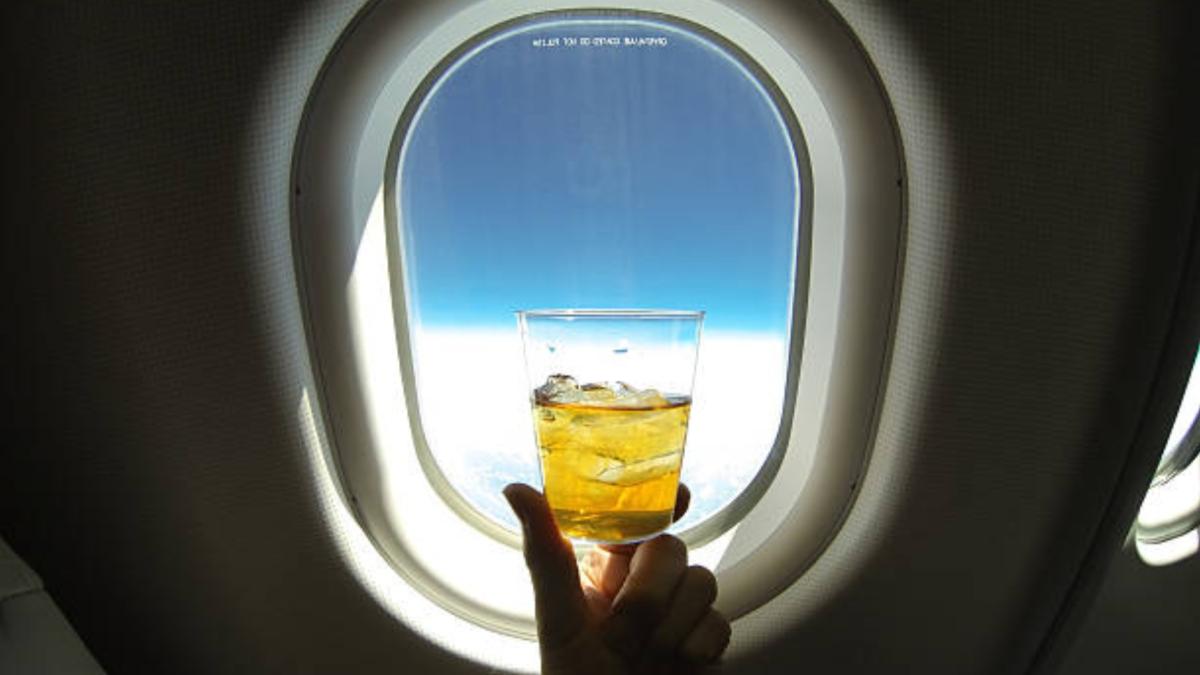 Por qué es peligroso tomar alcohol en un avión, según Harvard