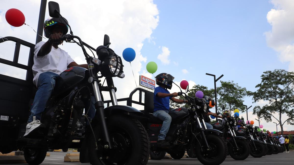 Cali limpia: entregan 13 motocargueros a organizaciones de reciclaje