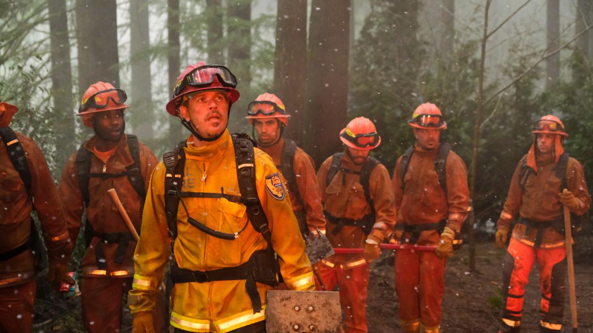 Fire Country llegó a AXN: una serie llena de fuego, drama y redención