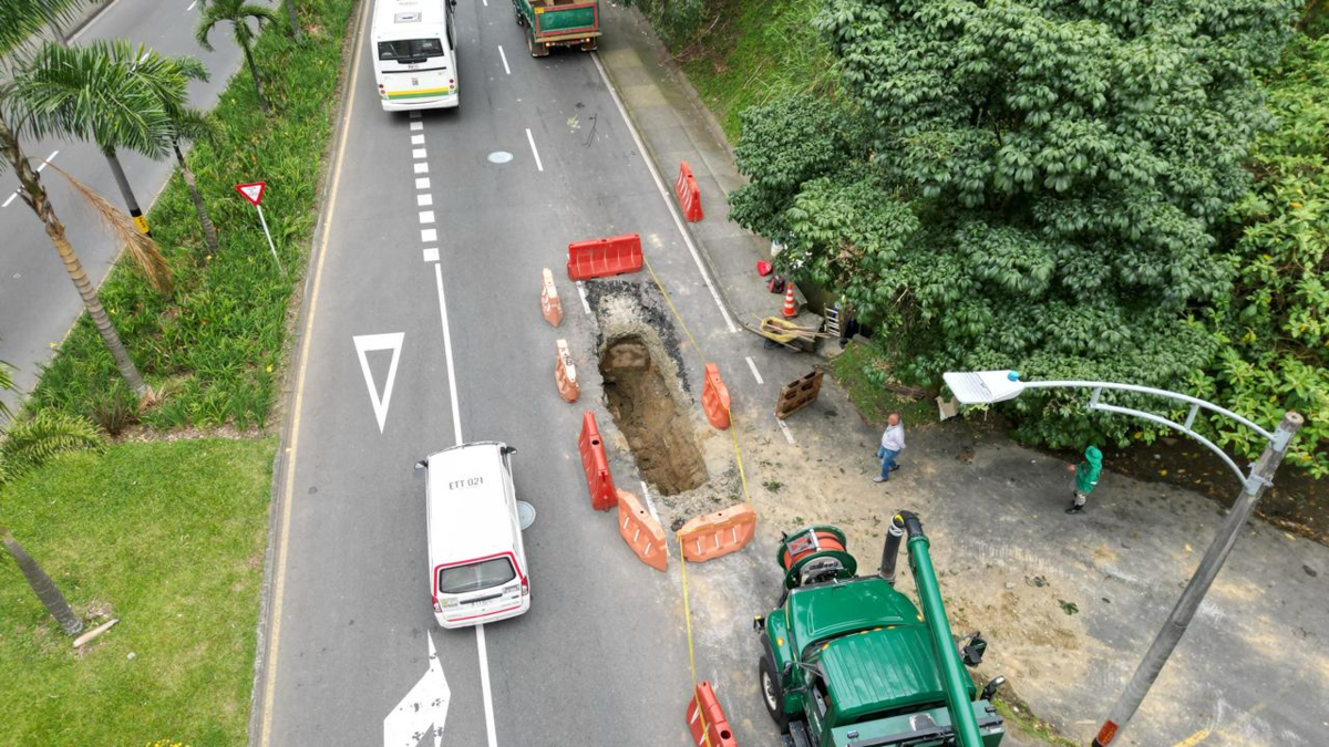 Un carril de la vía Las Palmas, en Medellín, se encuentra cerrado a ...