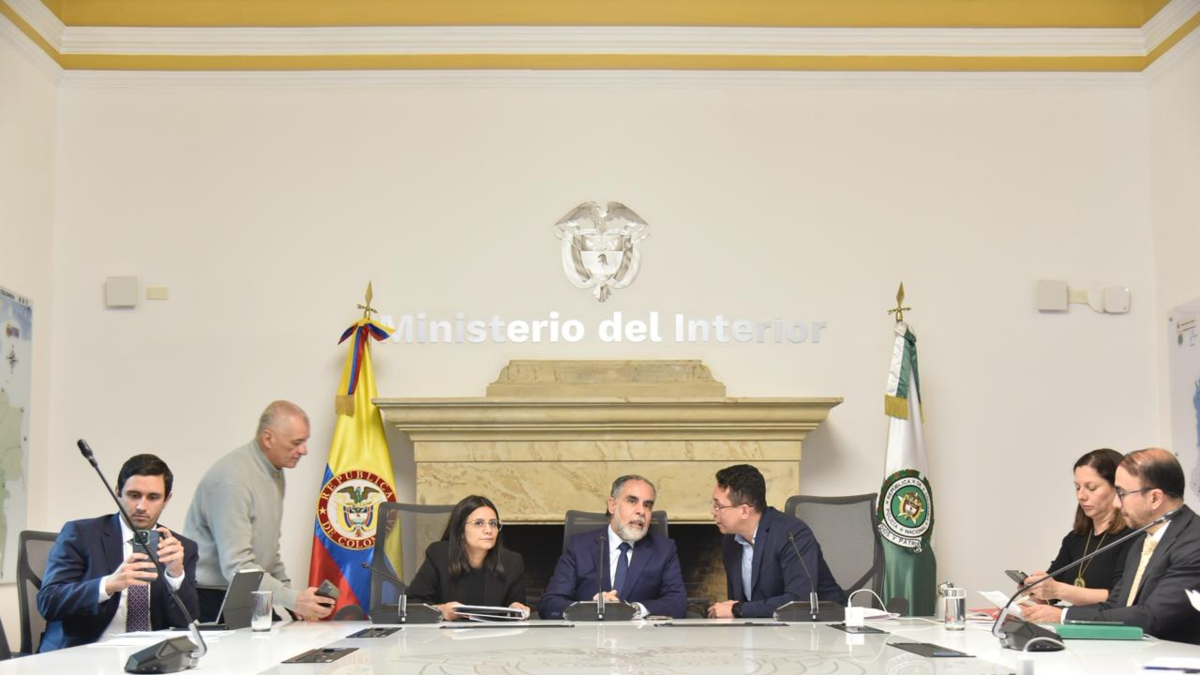 Ministro Armando Benedetti, se reunió con 16 gestores de paz exAUC en encuentros preparatorios ...