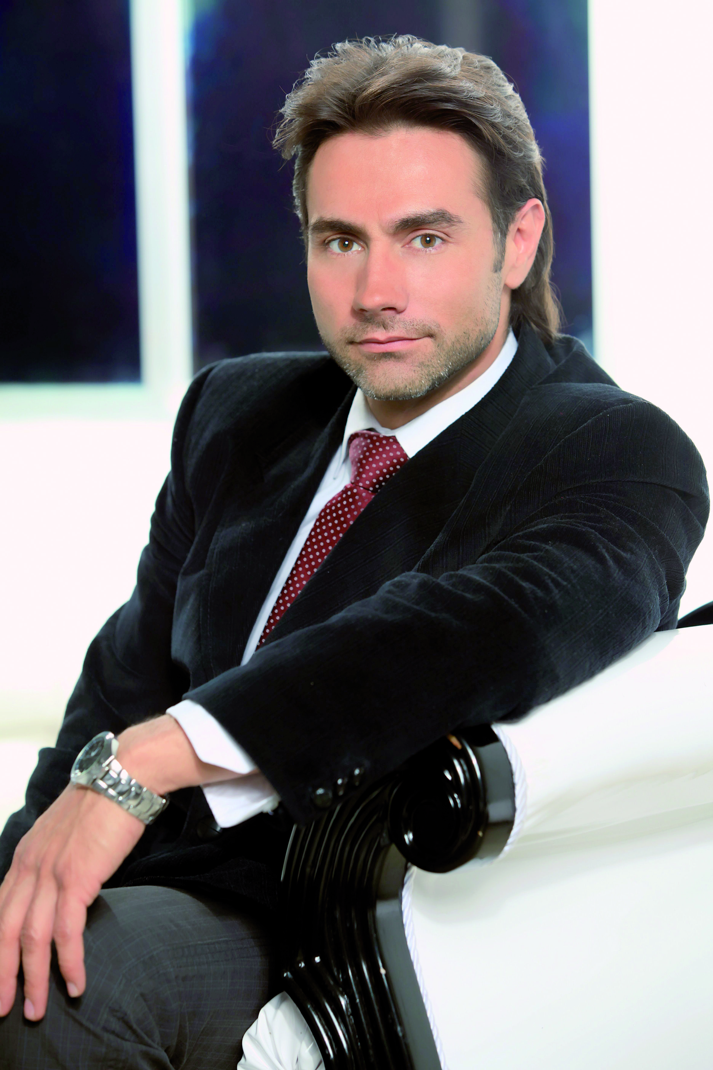 Actor Mauro Urquijo se recupera en su casa tras accidente cerebro vascular