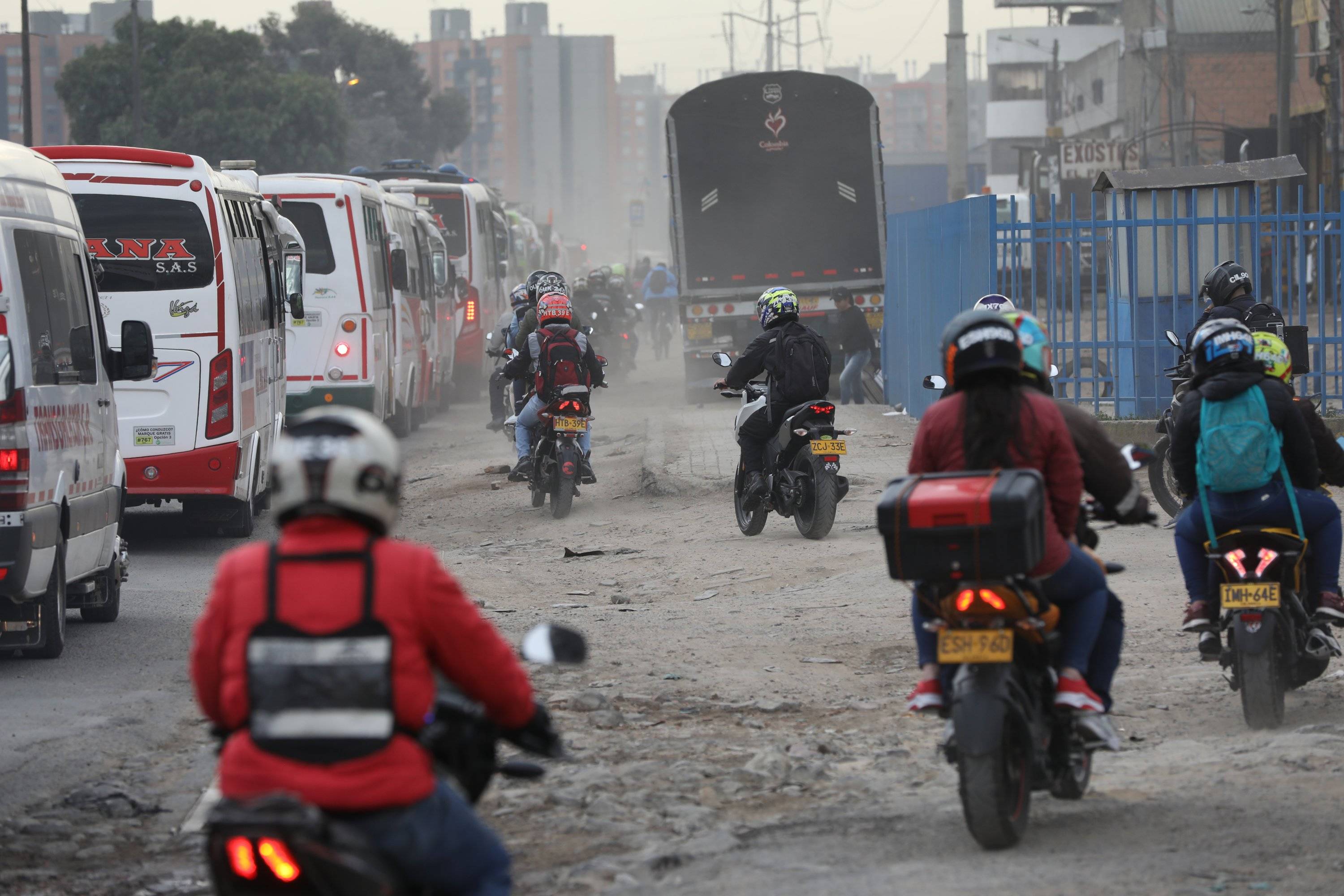El polvo de las vías sin pavimentar y los vehículos de carga pesada son ...