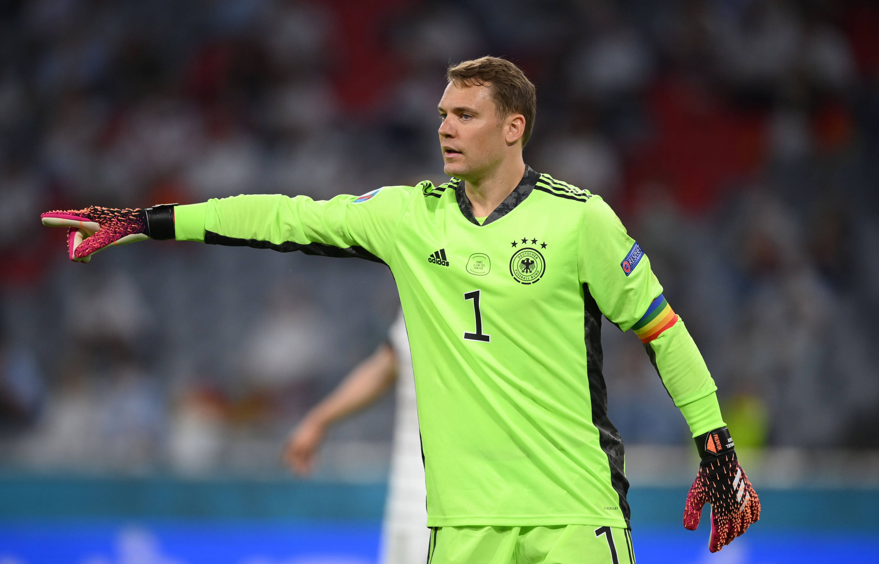 Manuel Neuer luce brazalete de diversidad sexual en la Eurocopa