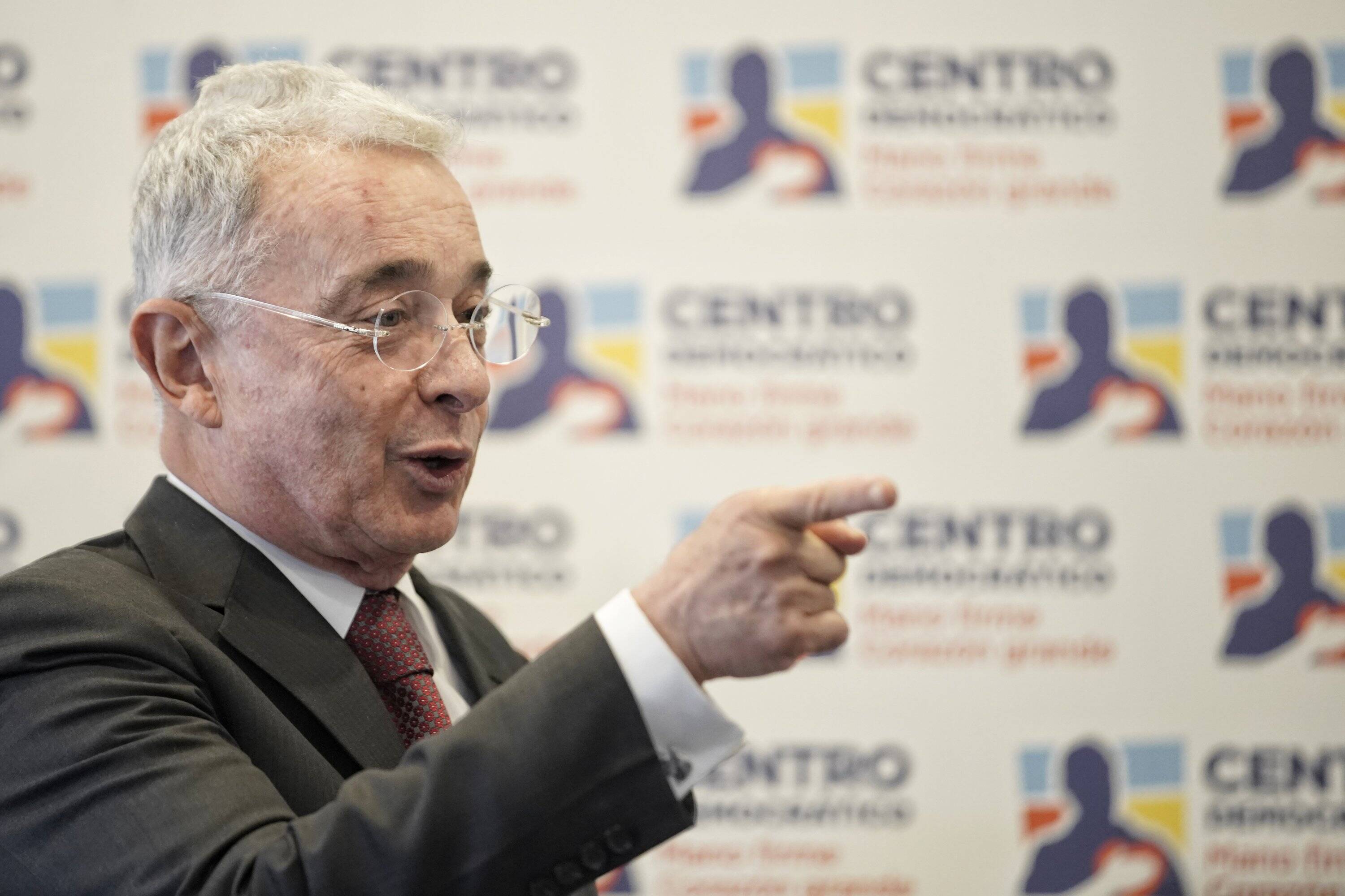 Propuesta de Álvaro Uribe para absolver a militares involucrados en la ...