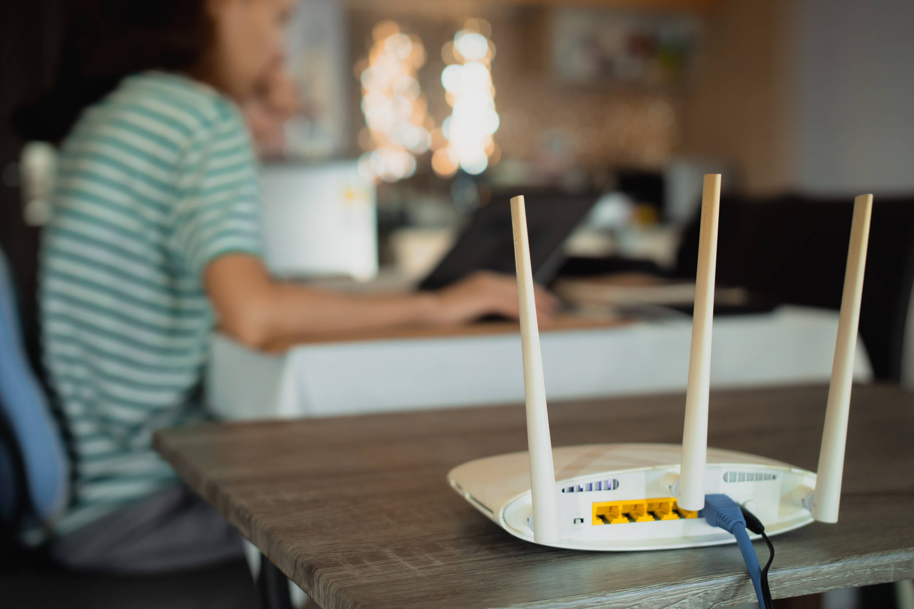 Dónde colocar el router: alto o en el piso para mejorar el wifi y ...
