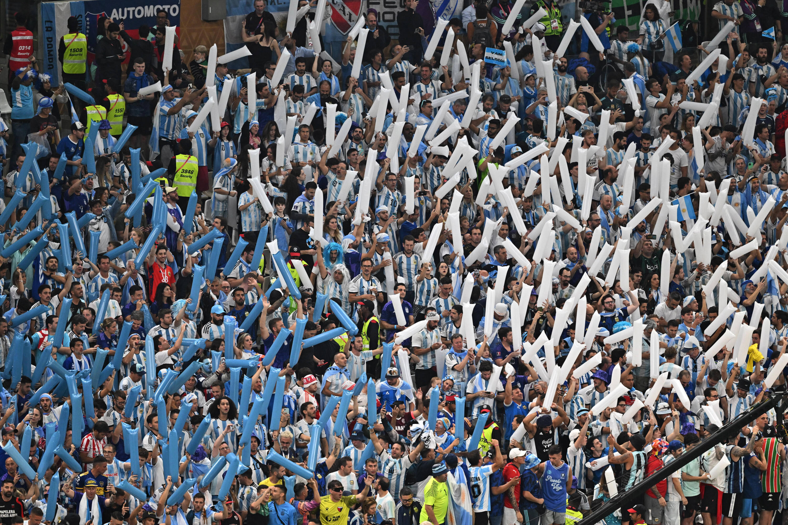 Argentina: hincha muestra los senos y puede ir a la cárcel en Qatar, video