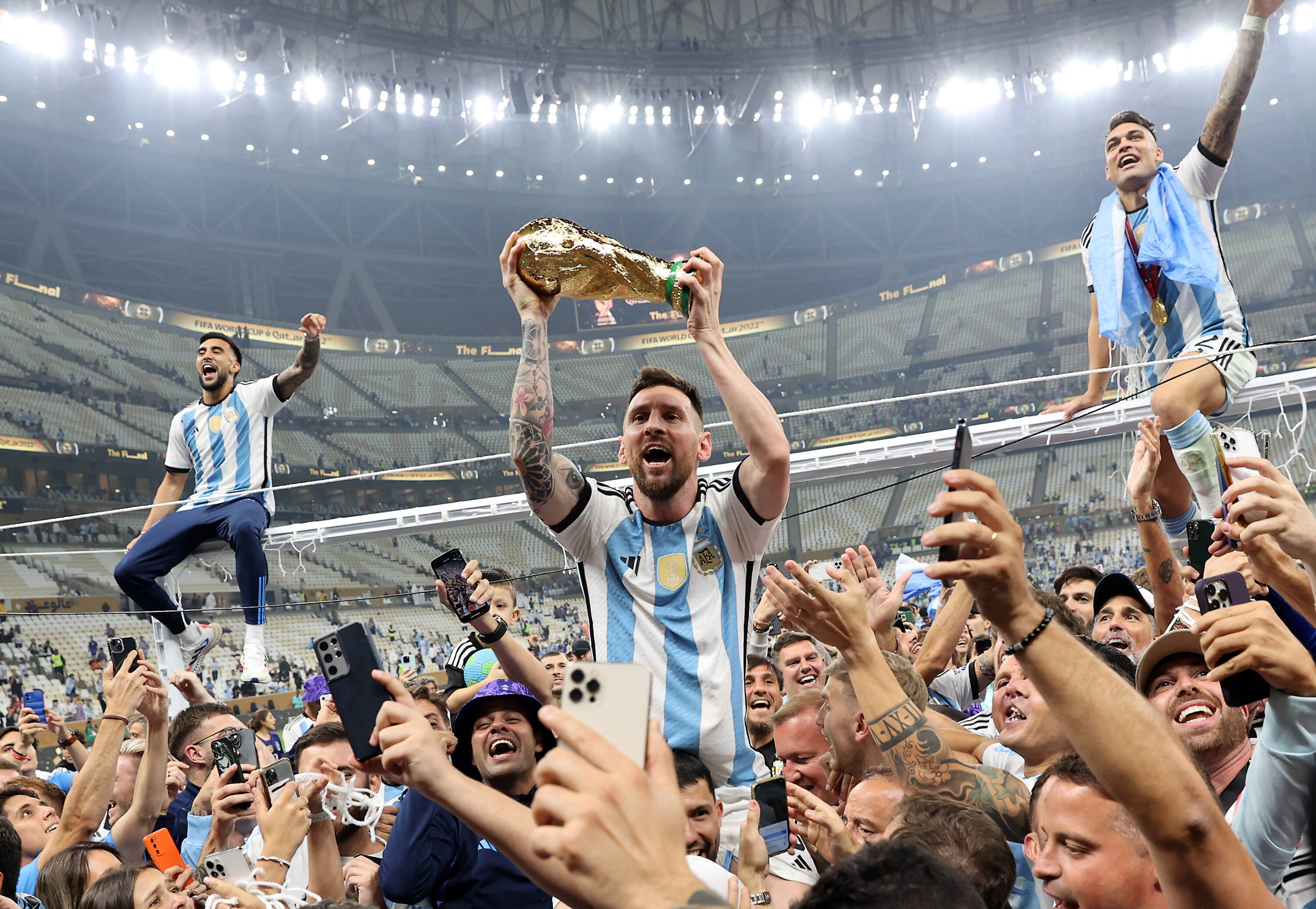 Critican a Messi por no reprender a Dibu Martínez por gesto en Qatar 2022