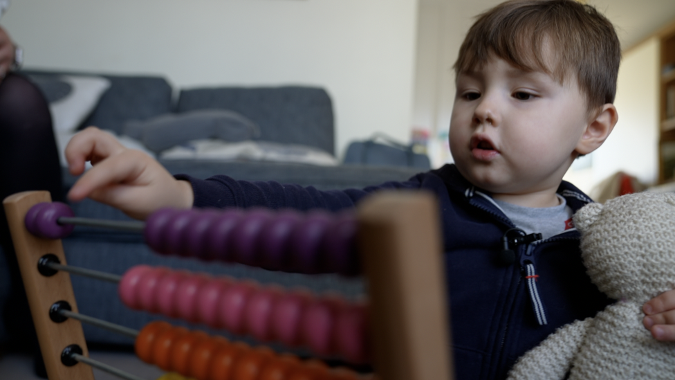 Mensa: la organización de superdotados en la que ingresó un niño de 3 años