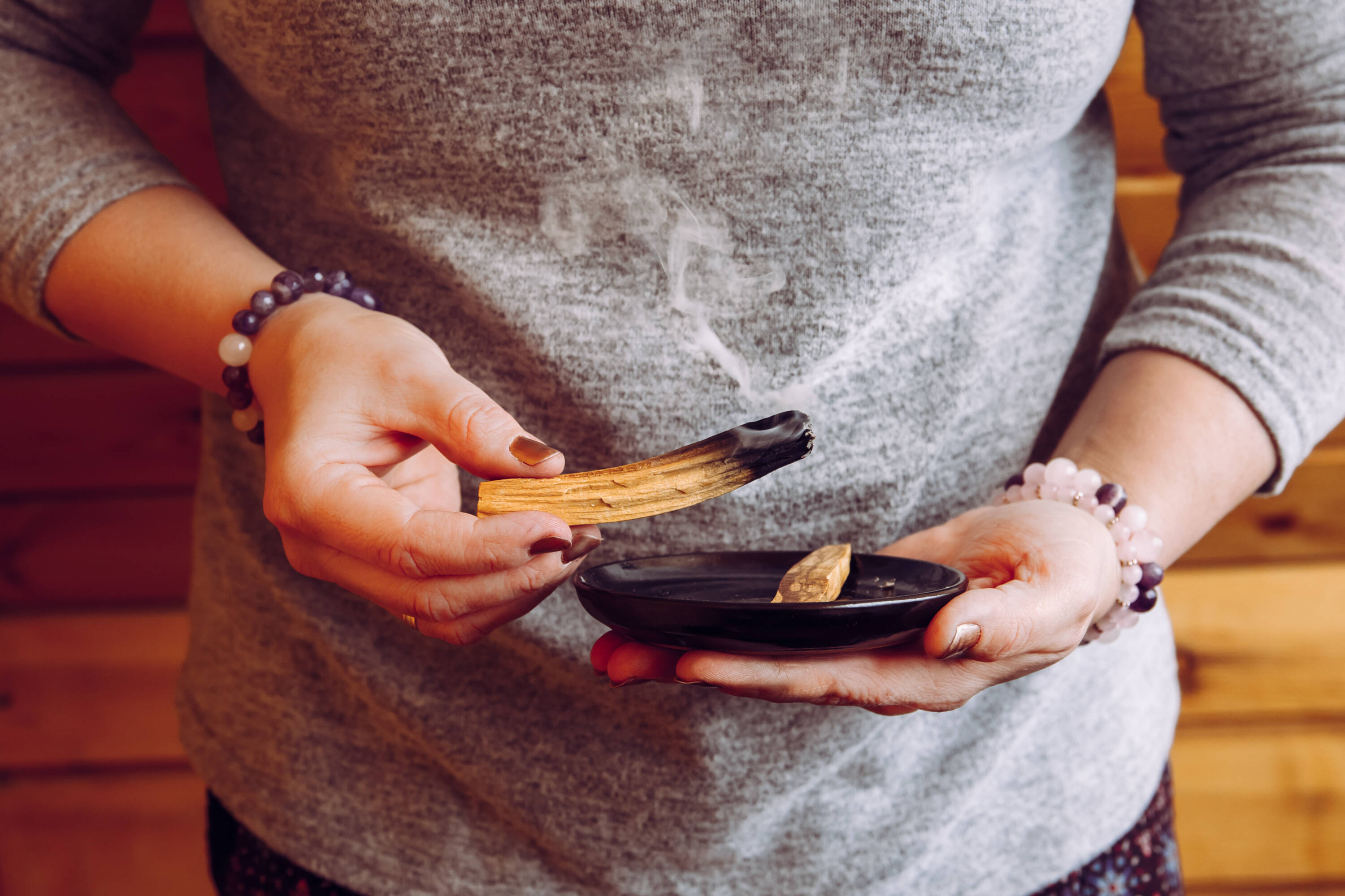 Mejores días de octubre para prender palo santo y atraer la abundancia a su hogar, según Feng Shui