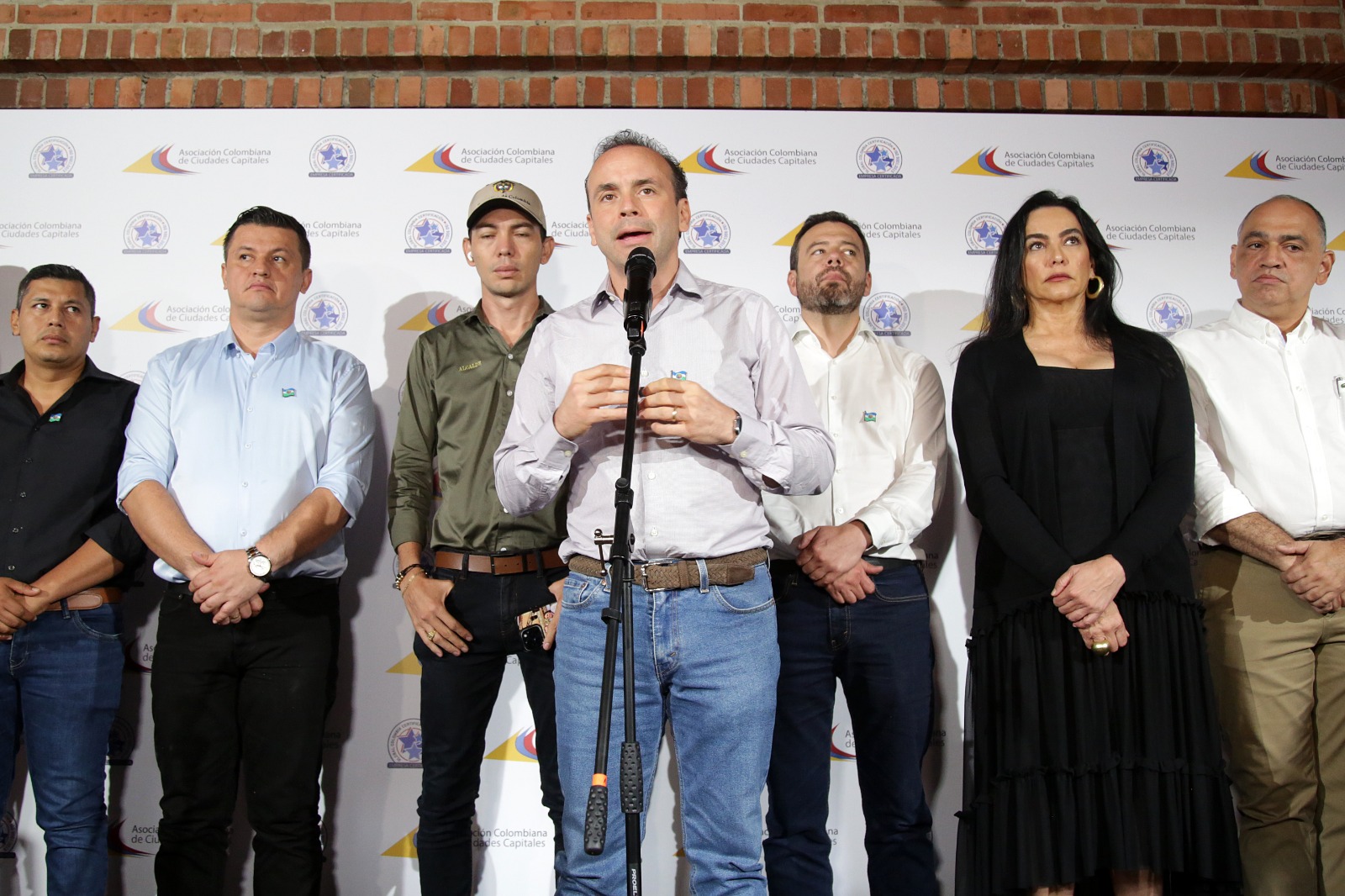 El pulso político entre los alcaldes de Bogotá, Carlos Fernando Galán, y de Medellín, Federico ...