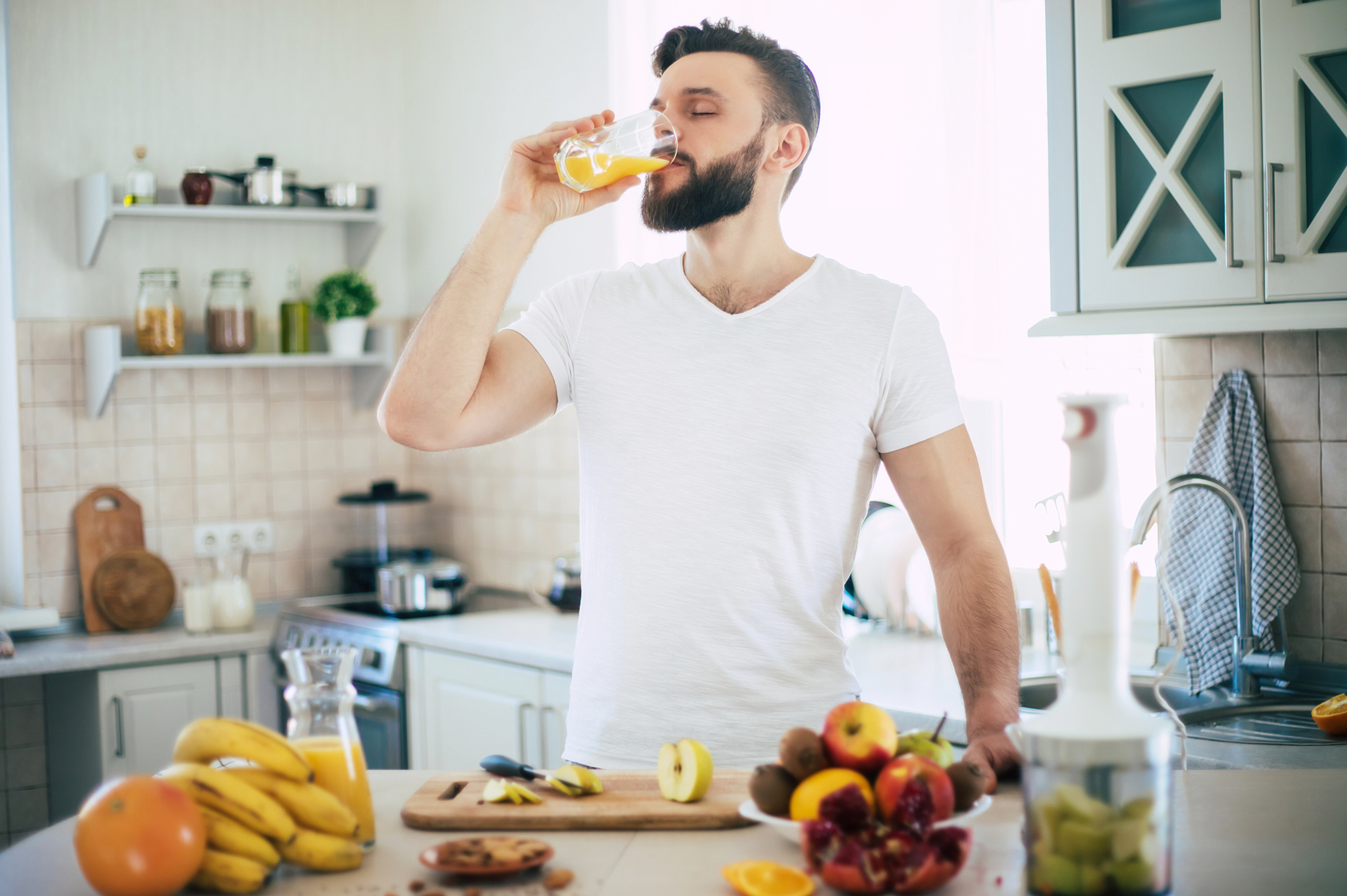 ¿Cuándo se debe usar beber y cuándo tomar, según la RAE?