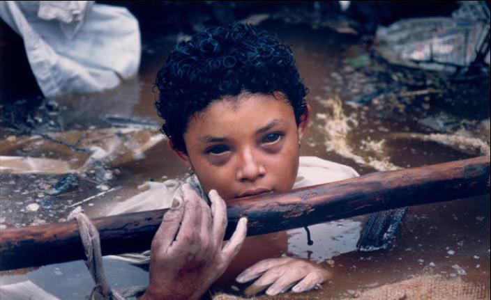 La foto poco conocida de la niña Omayra Sánchez con la que recuerdan al ...
