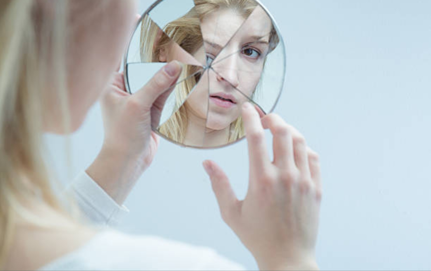 ¿Realmente es de mala suerte mirarse en un espejo roto? La verdad revelada