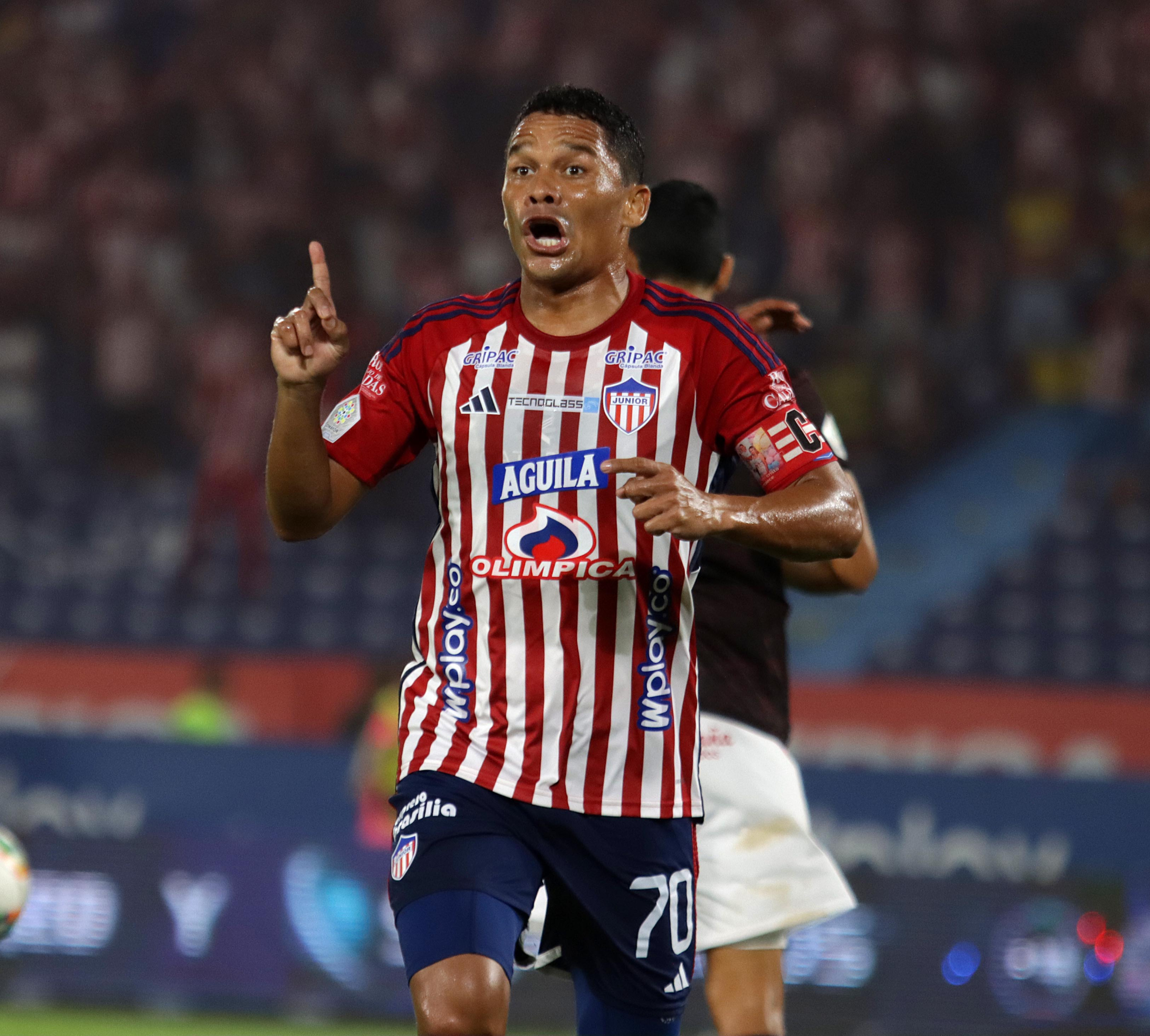 Carlos Bacca, figura del Junior de Barranquilla, le lanzó un fuerte ...