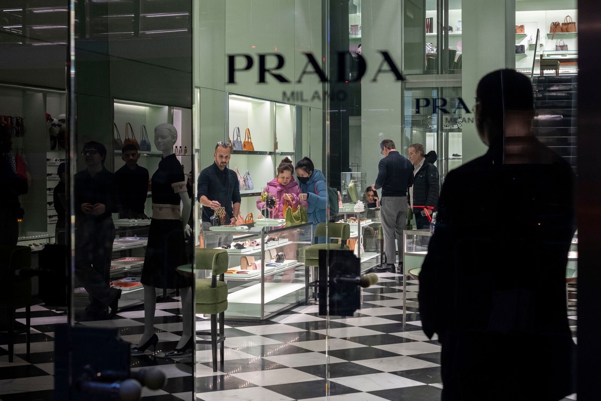 Prada completa la compra de Versace por cerca de 1.300 millones de euros y nombra a Lorenzo ...