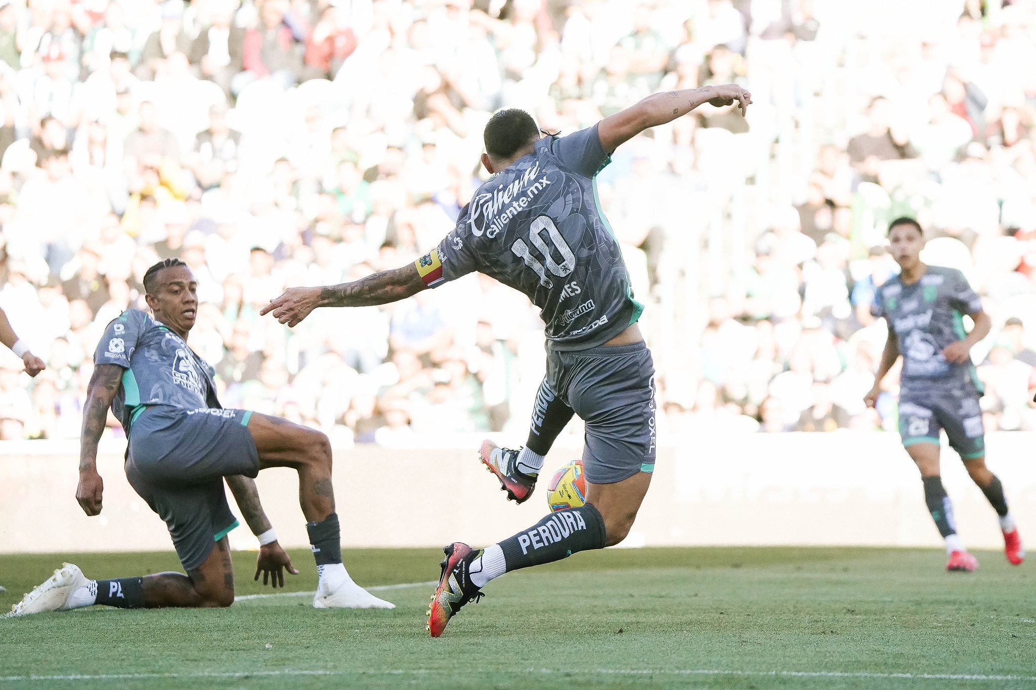 A James Rodríguez 'le dan hasta con el palo' con fuertes críticas en ...