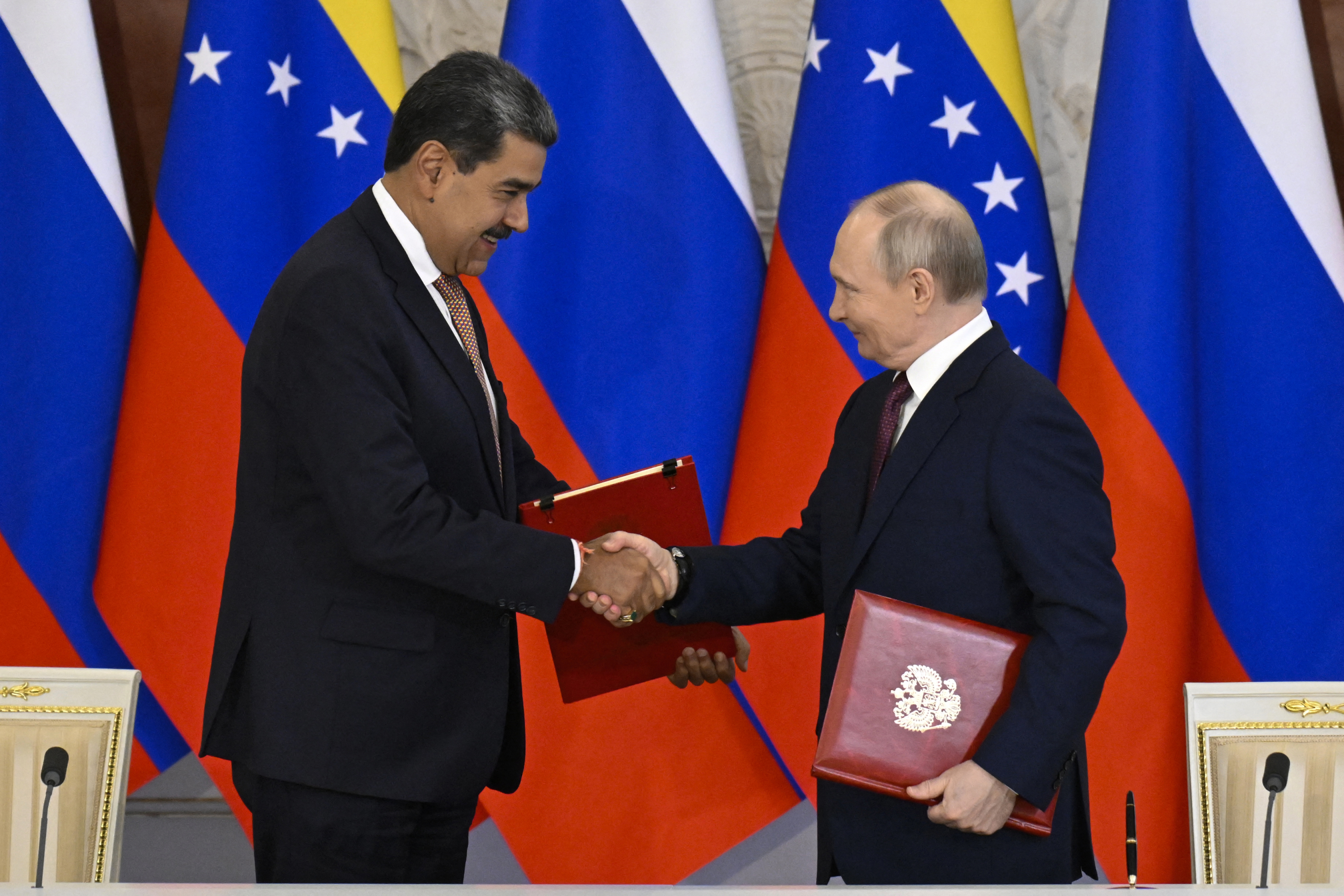Vladimir Putin y Nicolás Maduro firman un acuerdo de cooperación por 10 ...