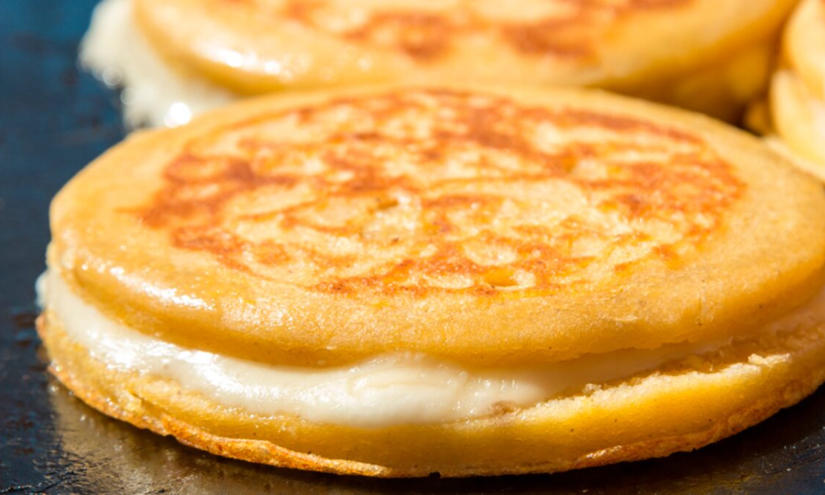 ¿Cómo hacer arepa de yuca rellena con carne molida?