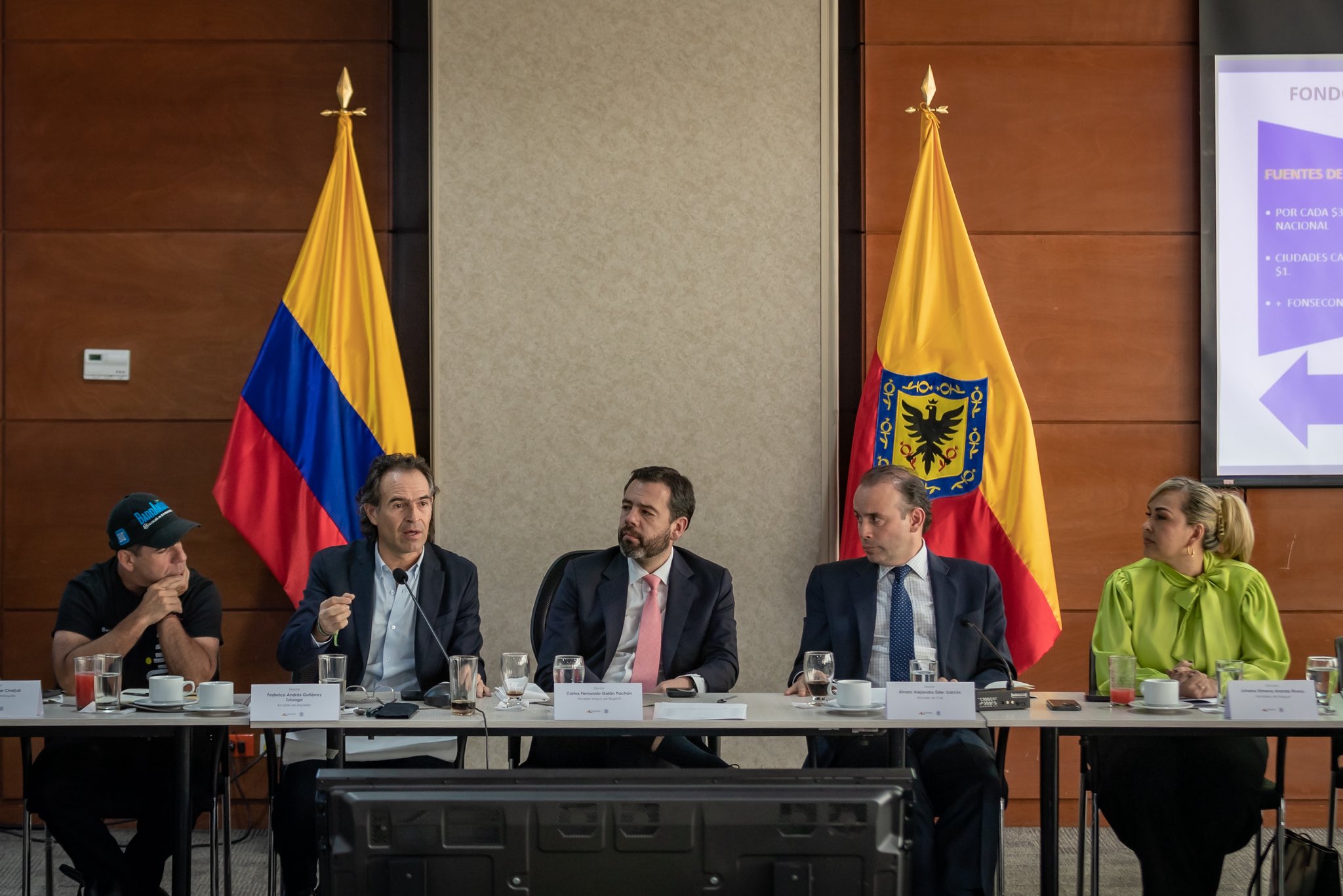 El pulso político entre los alcaldes de Bogotá, Carlos Fernando Galán, y de Medellín, Federico ...