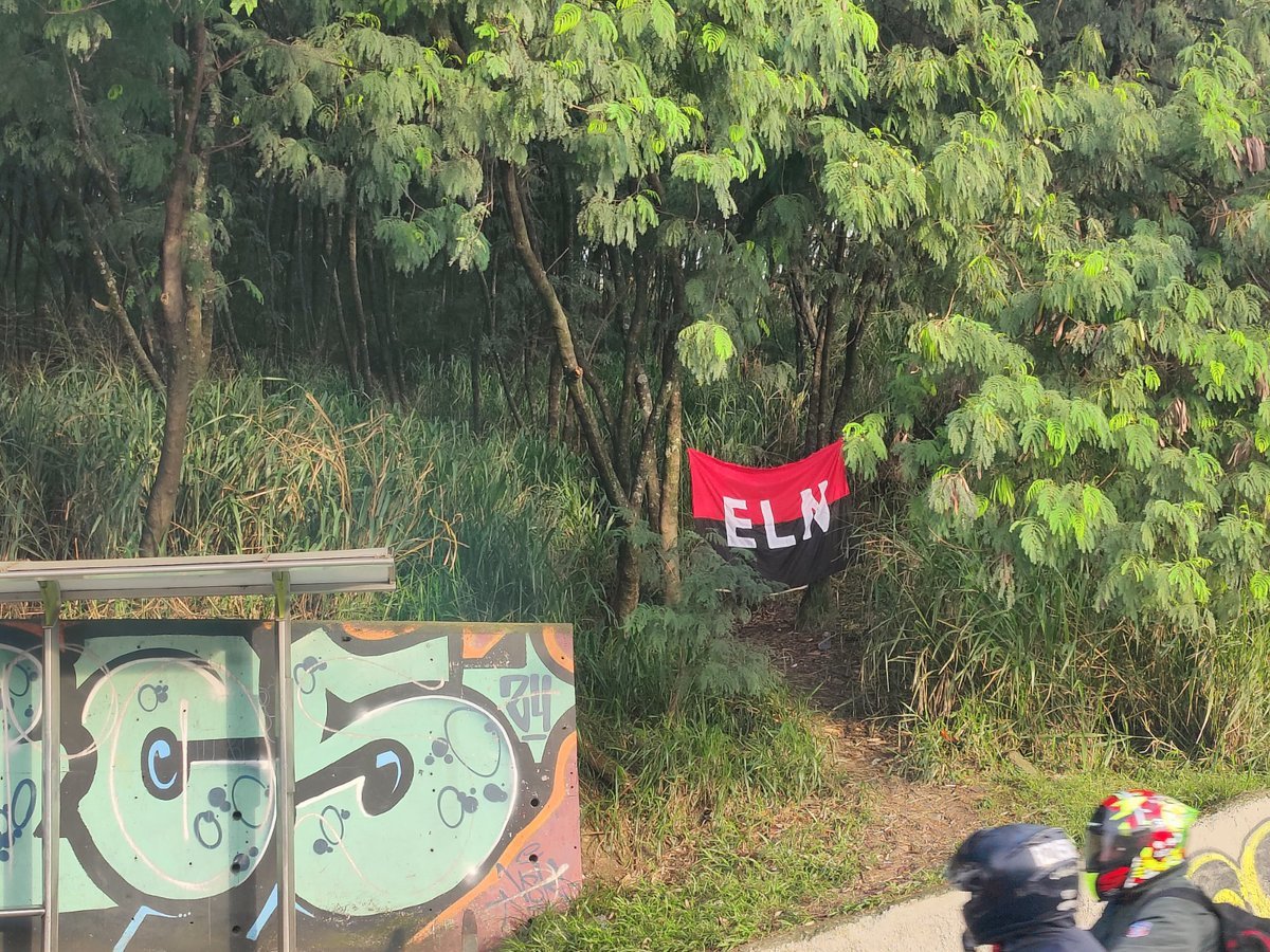 Bandera del Eln fue instalada en la Autopista Norte de Medellín ...