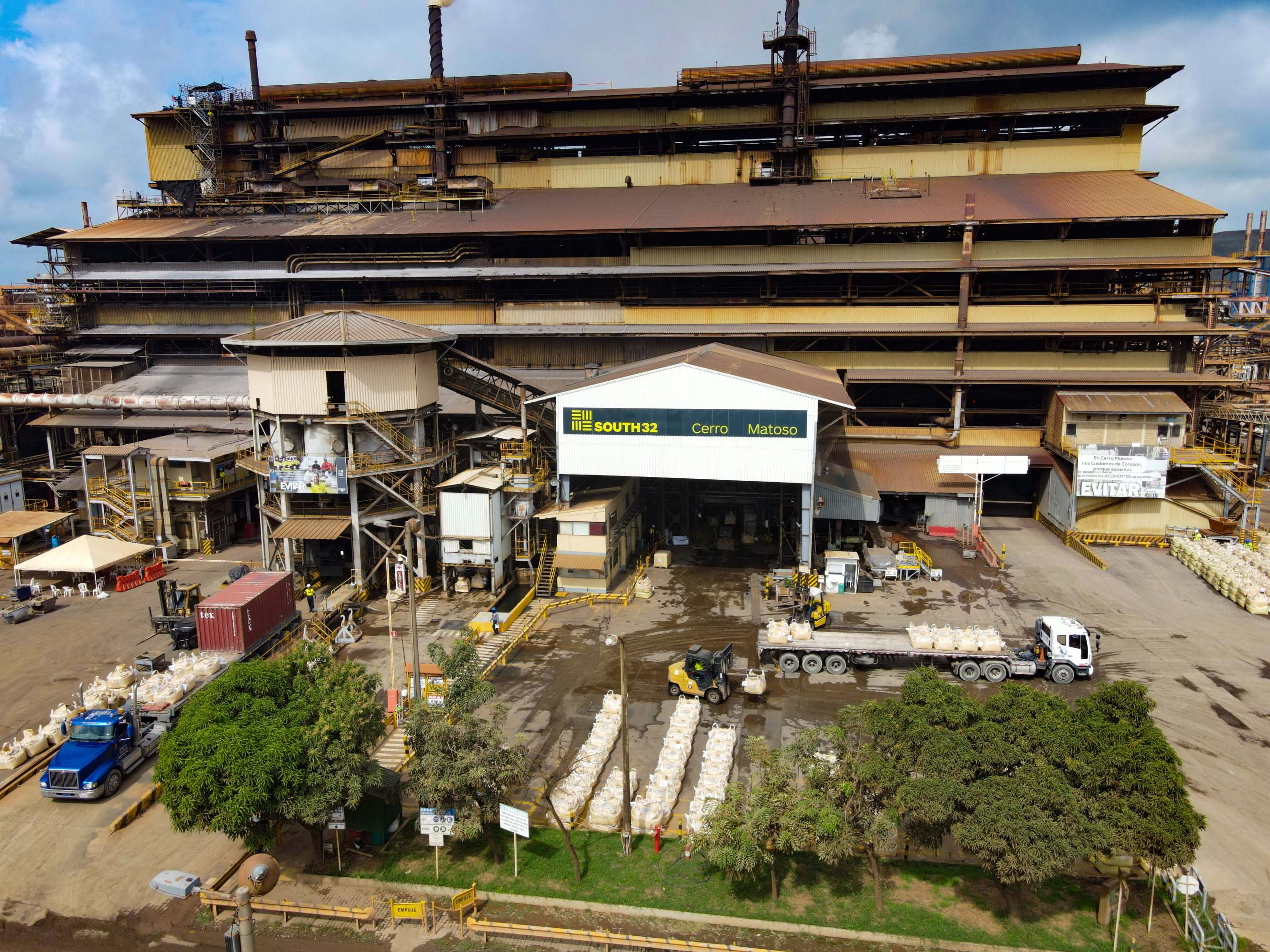 Crisis en Cerro Matoso: bloqueos dejan trabajadores atrapados, obligan ...