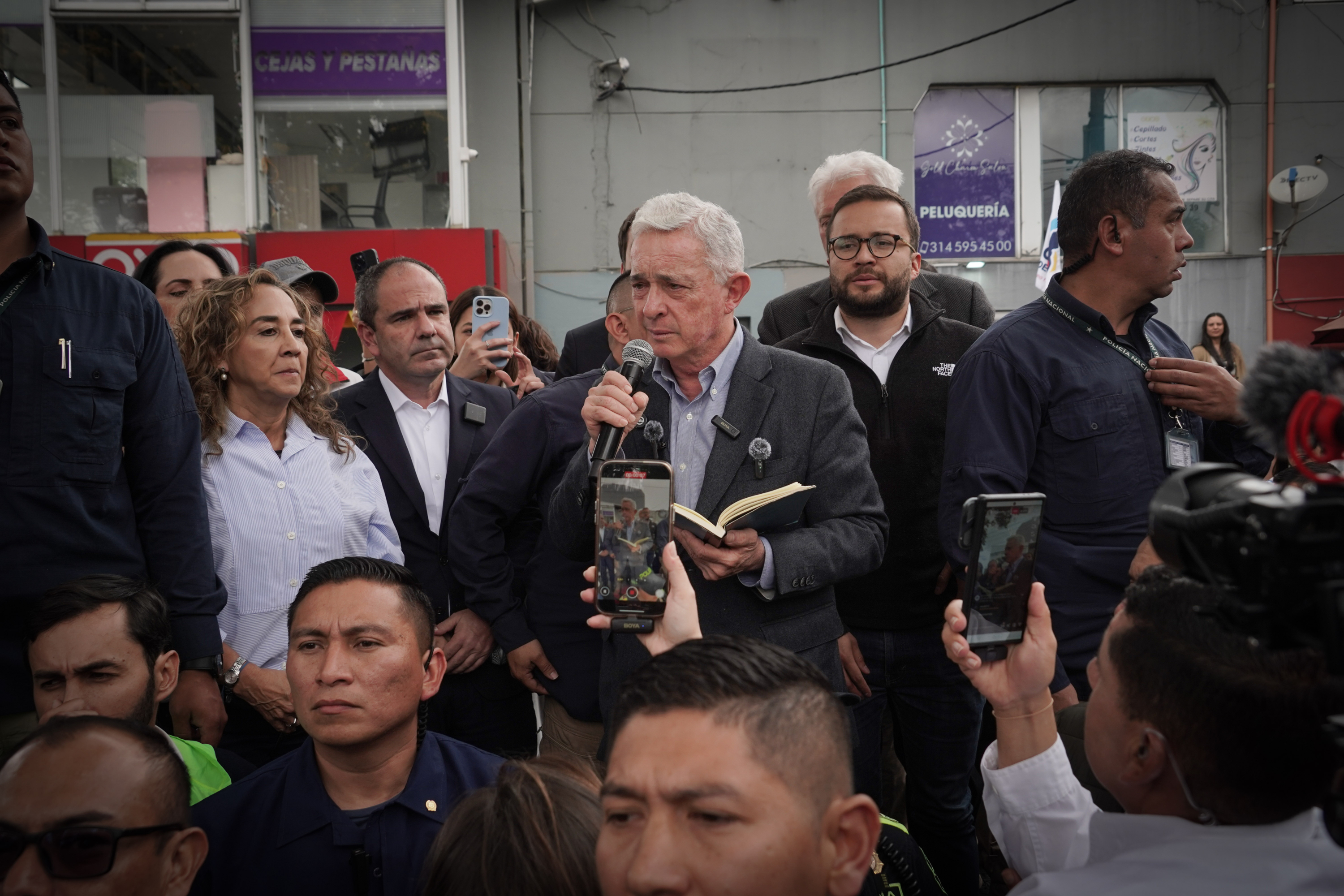 Álvaro Uribe Vélez vuelve a las calles y sacude la campaña presidencial ...