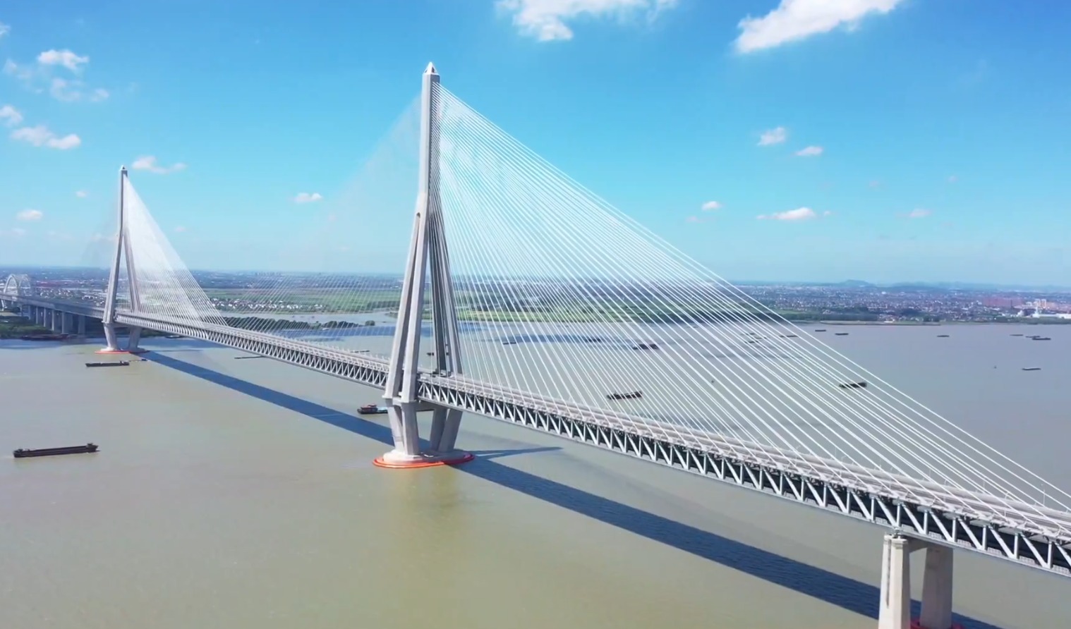 China inaugura el puente atirantado más largo del mundo: así es esta ...