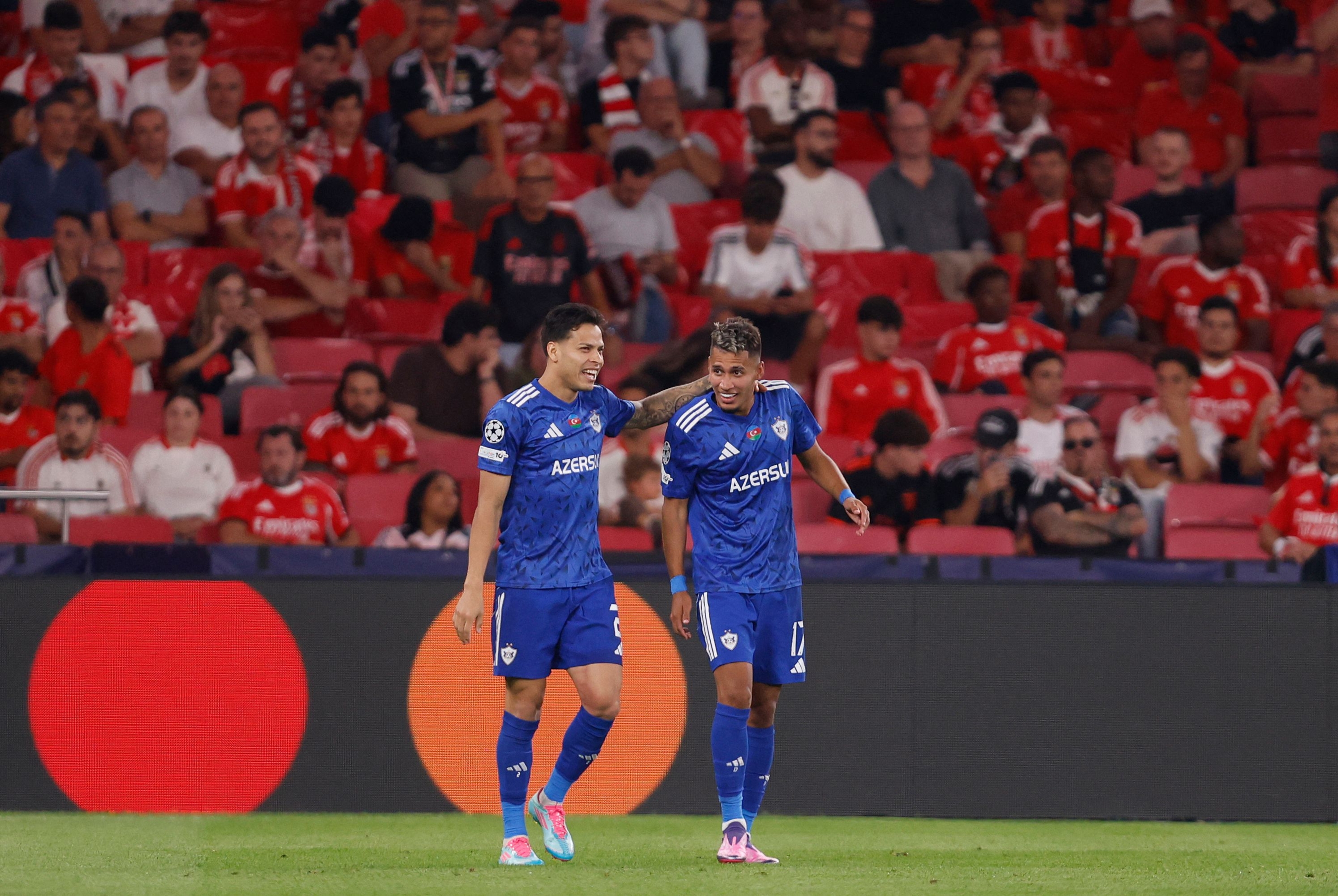 Qarabag, con gol colombiano, sorprendió al Benfica de Richard Ríos y le ganó de visitante en la ...