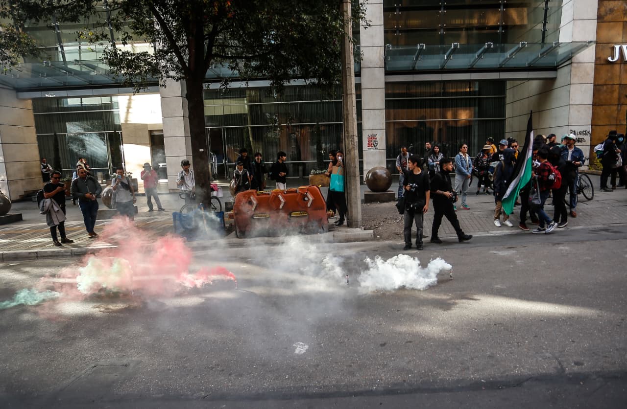 Policía permanece con tanquetas y fuerza disponible en edificio de la ...