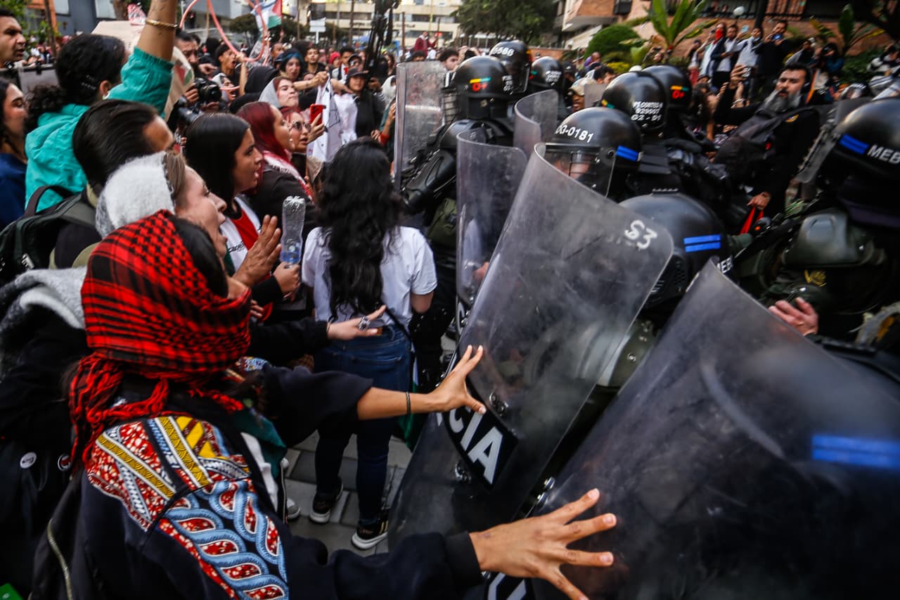Policía permanece con tanquetas y fuerza disponible en edificio de la ...