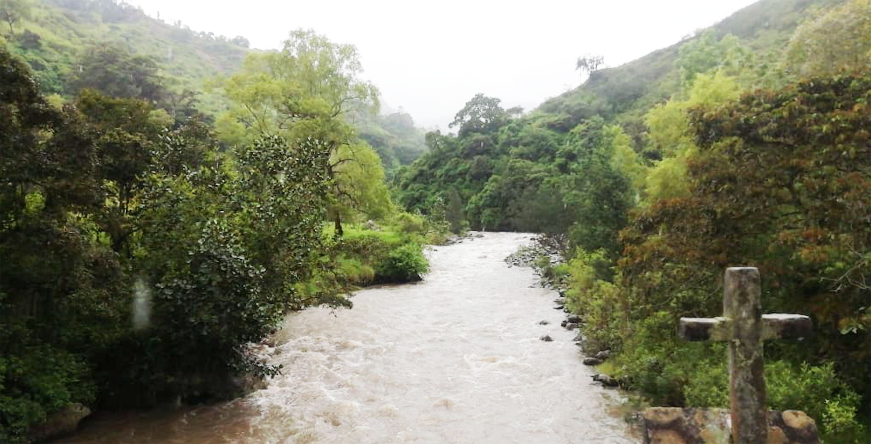Persisten las labores de búsqueda de menor arrastrada por creciente ...