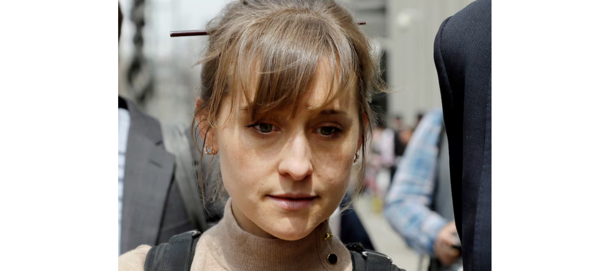 Allison Mack, actriz de 'Smallville', detalla su descenso a los ...