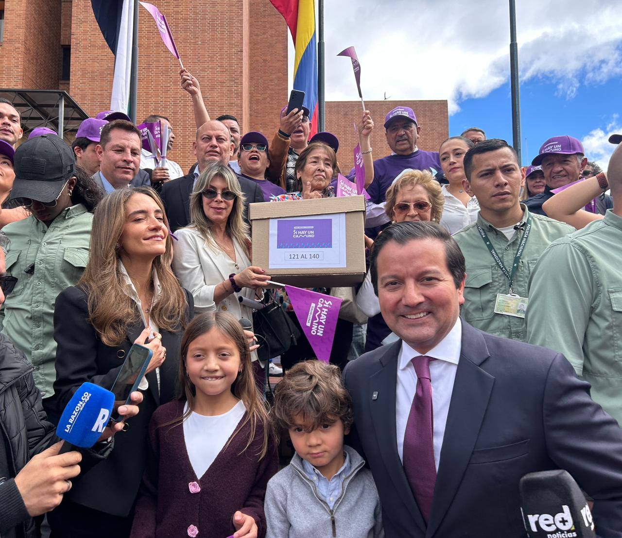 David Luna entregó 1,3 millones de firmas para iniciar oficialmente su ...
