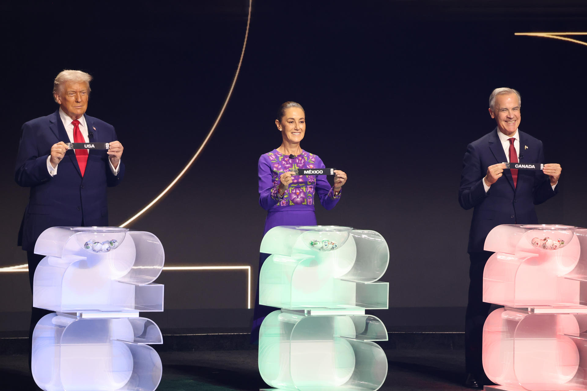 Claudia Sheinbaum y Donald Trump sonrientes en 'mini reunión' durante ...