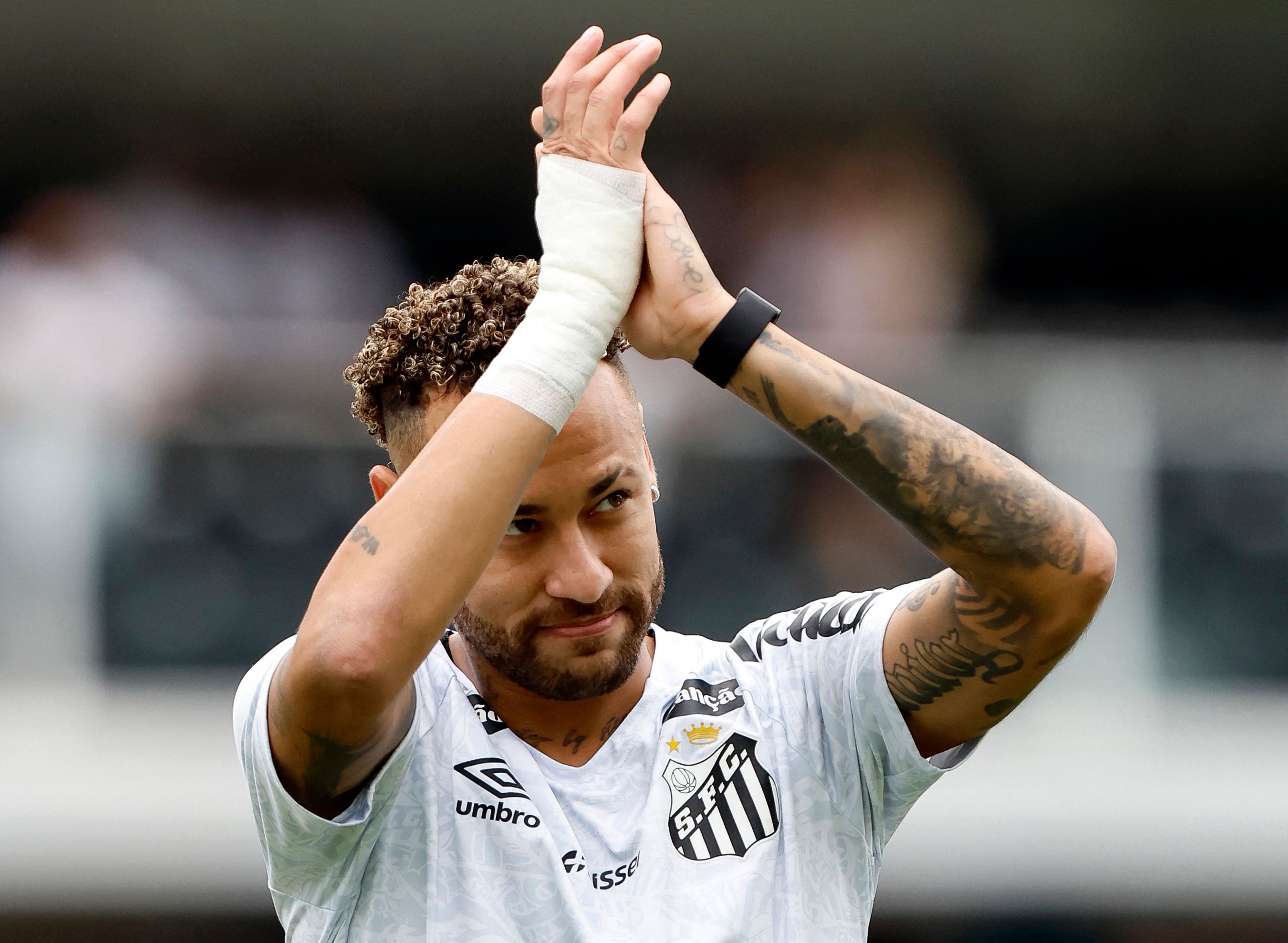 Neymar usa particular disfraz para pasar de incógnito en las calles de ...