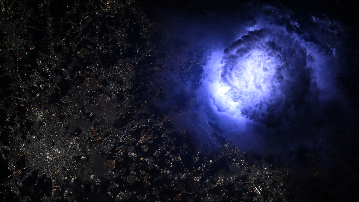 Así se ve un rayo azul desde el espacio: impresionante imagen capturada ...