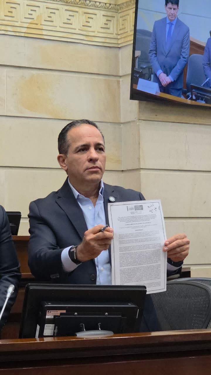 Alexander López regresó al Senado luego de fallo de la Corte ...